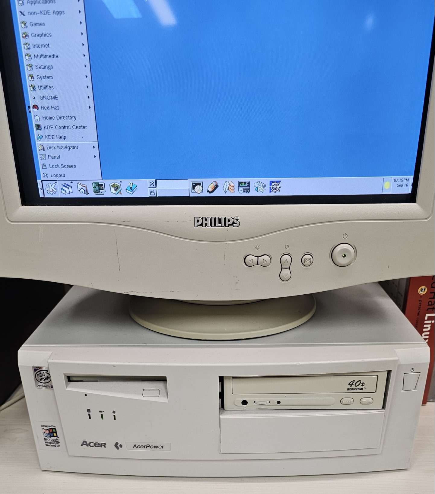 HomeComputerMuseum - Acer Pentium II Red Hat 6.2 server